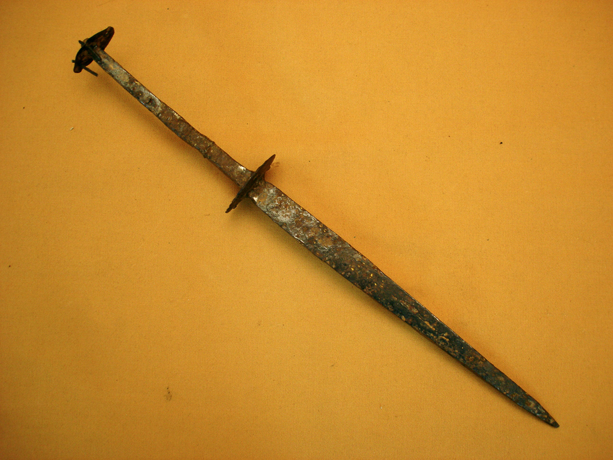 Haute époque au XVIII ème : Dague à rouelles du XVe siècle.