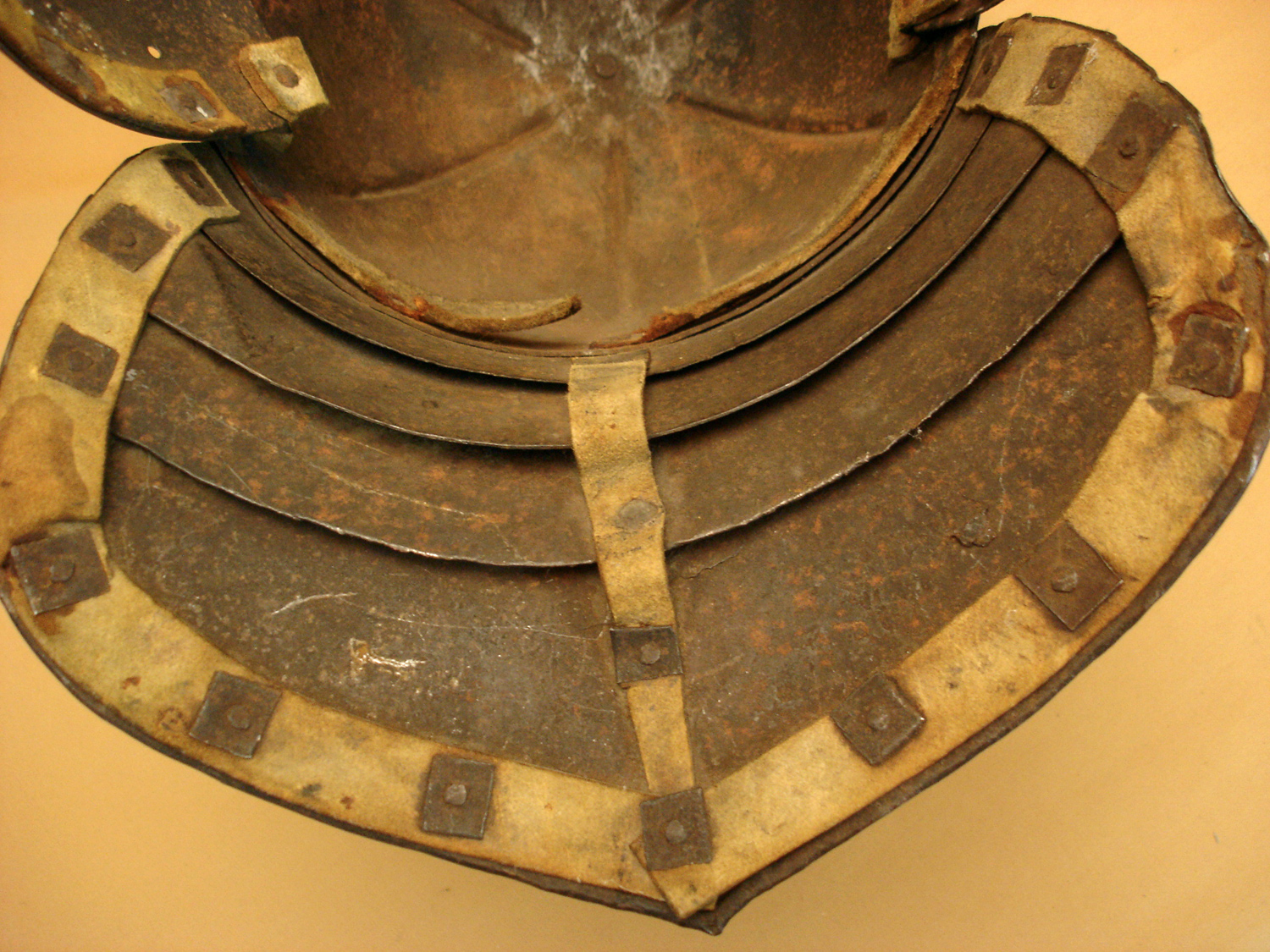 Haute époque au XVIII ème : Casque Capeline du XVIIe siècle.